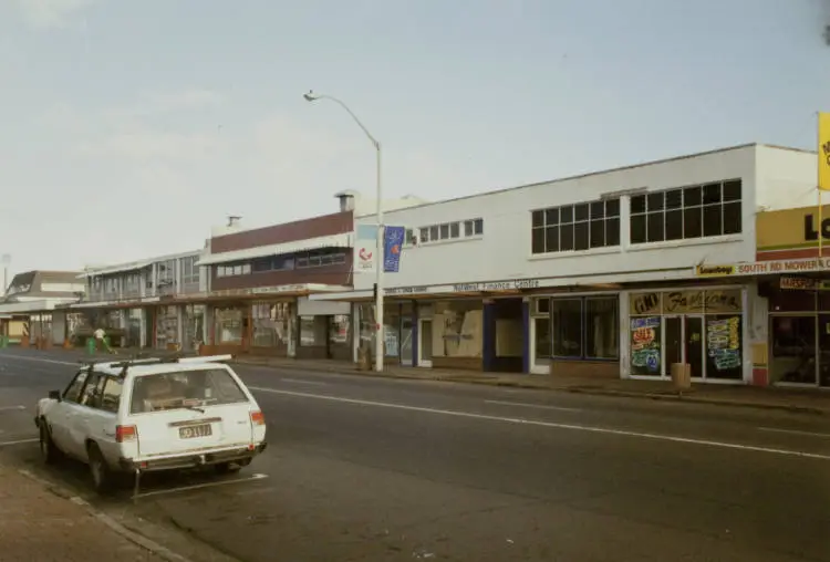 Shops, Hunters Corner, Papatoetoe, 1990. | Record | DigitalNZ