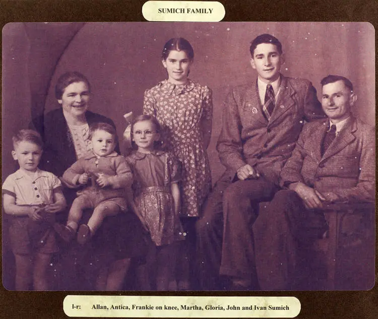 Ivan and Antica Sumich and family. | Record | DigitalNZ