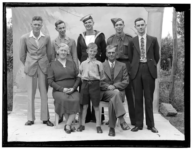 Morris family group. | Record | DigitalNZ