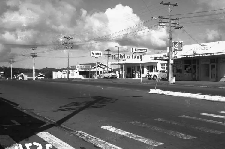 Laurie's Garage, Great North Road, Glendene. | Record | DigitalNZ