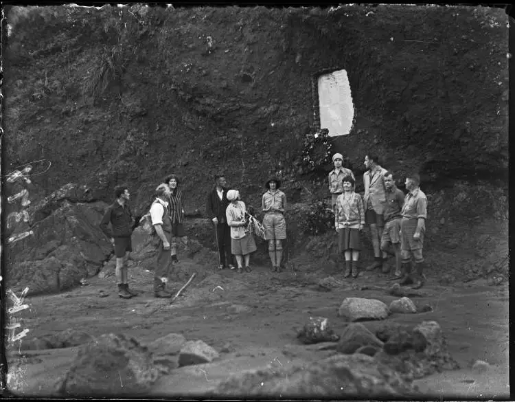 Anzac Day service at Lion Rock. | Record | DigitalNZ