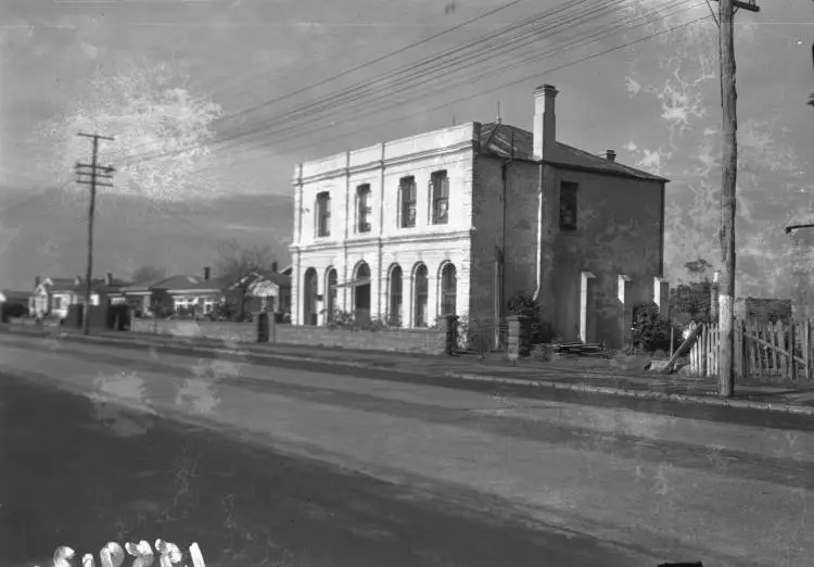 New Lynn Hotel, west side. | Record | DigitalNZ