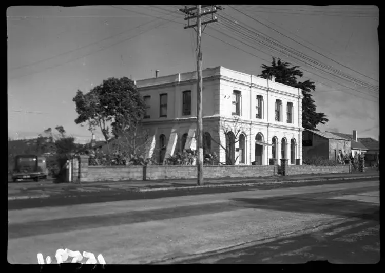 New Lynn Hotel, east side. | Record | DigitalNZ