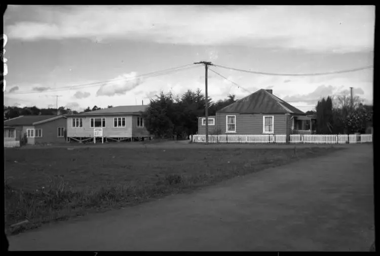 Old house and Henderson public Library, Henderson. | Record | DigitalNZ