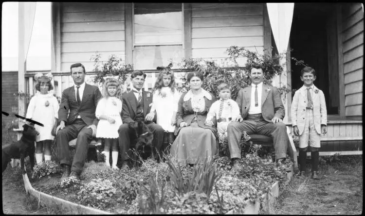 Sunde family, Oratia. | Record | DigitalNZ