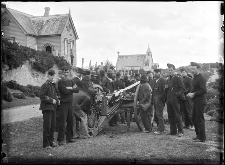 Inspecting a Nordenfeldt gun, 1898 | Record | DigitalNZ