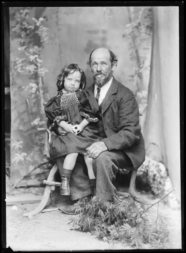 Samuel Dawes and granddaughter | Record | DigitalNZ