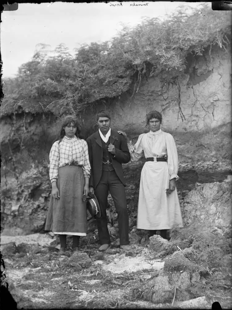 Rameka Koroi and two young women | Record | DigitalNZ