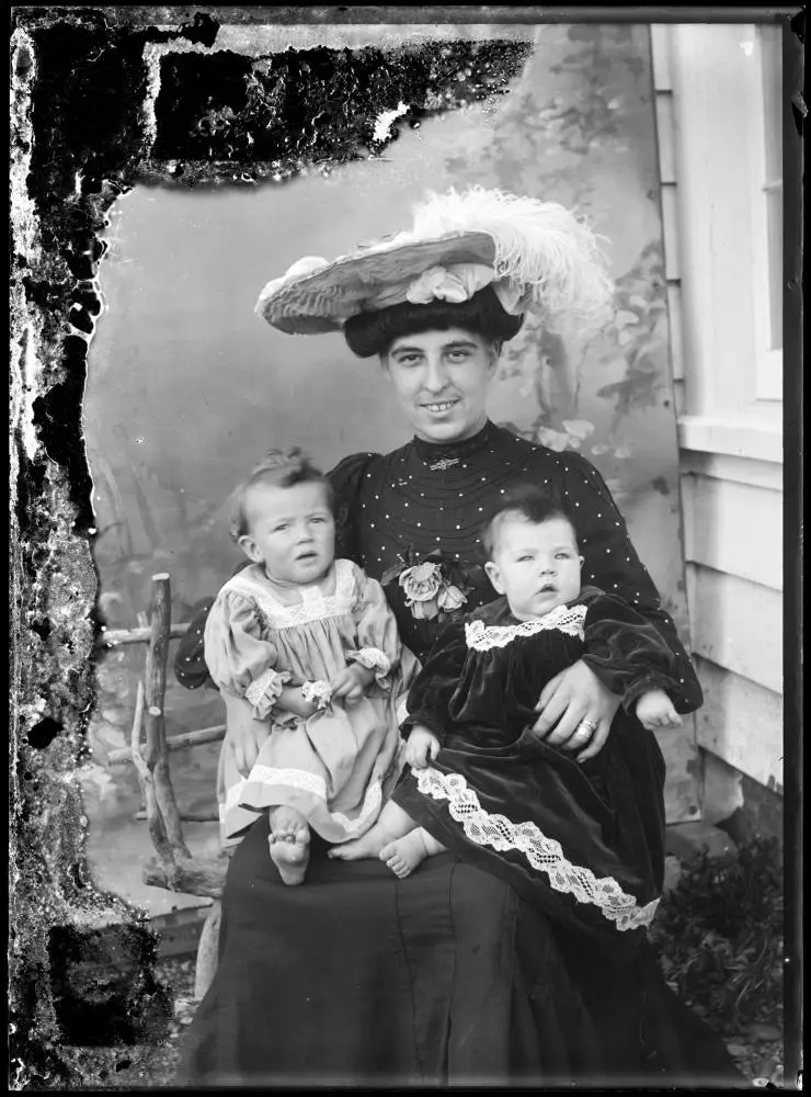 Mary Walker with Ada and May (Dawes), 1905 | Record | DigitalNZ