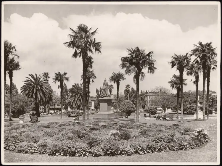The statue of Queen Victoria in Albert Park, Auckland | Record | DigitalNZ