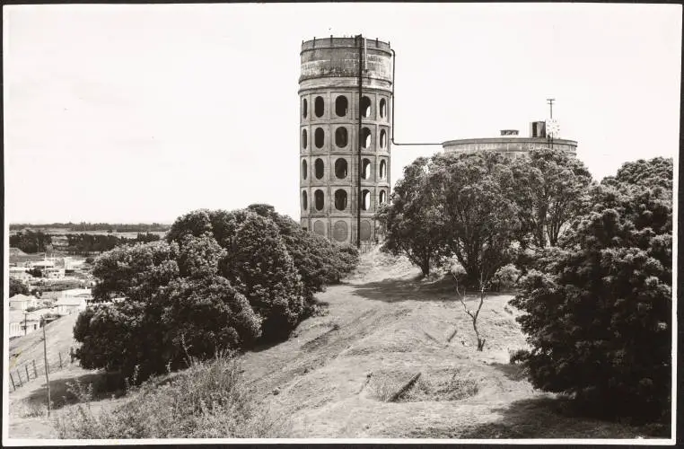 Water tower, Ōtāhuhu, 1960s | Record | DigitalNZ