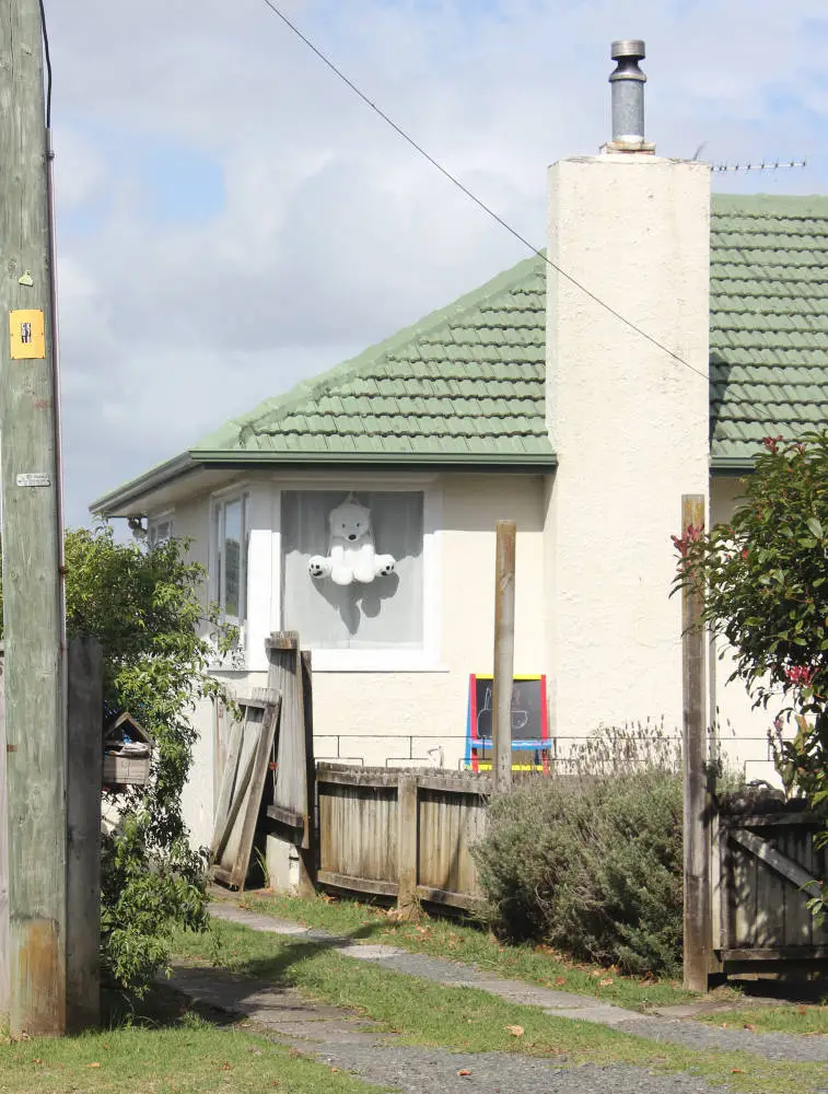 Lockdown bear, Salisbury Road, Birkdale, 2020 | Record | DigitalNZ