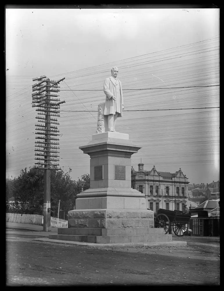 Statue of Sir George Grey, Queen Street, 1905 | Record | DigitalNZ
