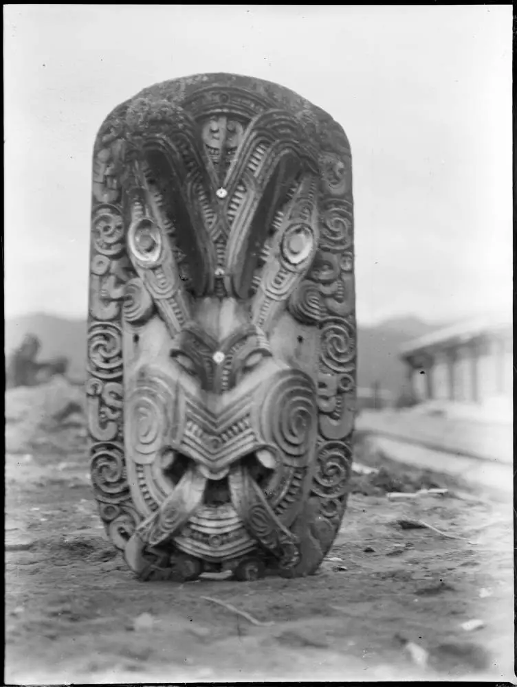 Māori carving at Mataatua, Ruatahuna | Record | DigitalNZ