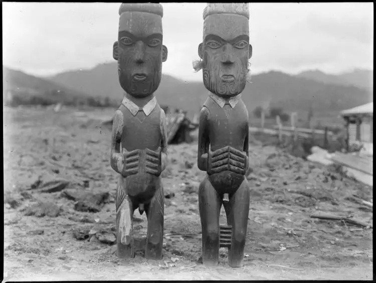 Māori carving at Mataatua, Ruatahuna | Record | DigitalNZ