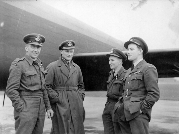 Ian Sutherland and NZ members of his bomber crew : digital image ...