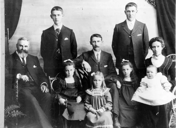 Hugh and Hannah McPhee and family | Record | DigitalNZ