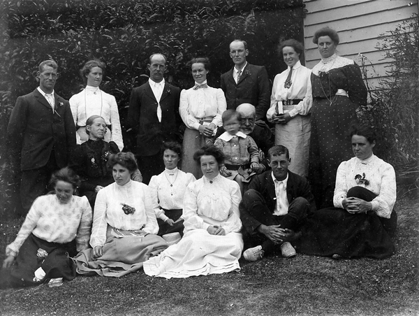 Stuckey family : photograph | Record | DigitalNZ