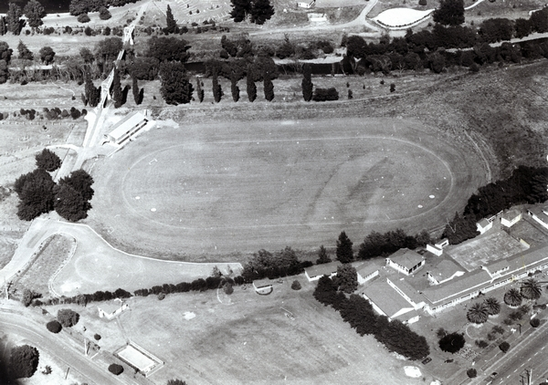 Lansdowne School and Sports Bowl : aerial photograph | Record | DigitalNZ