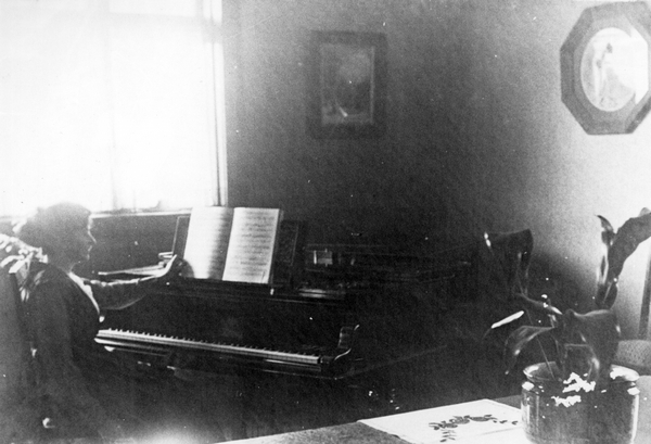 A woman sitting at a piano at Kilcoy homestead in Short Street ...