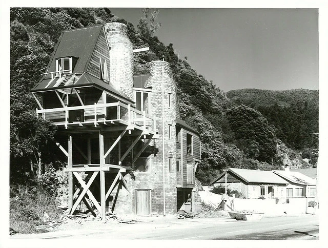 House at Eastbourne, designed by Sir Ian Athfield | Record | DigitalNZ