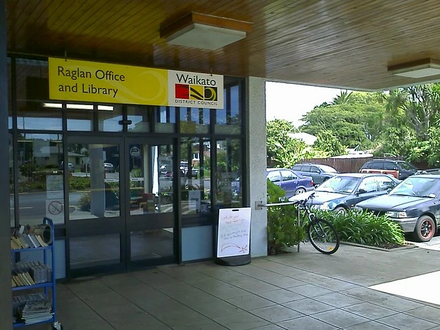 Raglan Library entrance | Record | DigitalNZ