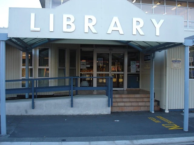 Paeroa Library entrance, Hauraki District | Record | DigitalNZ
