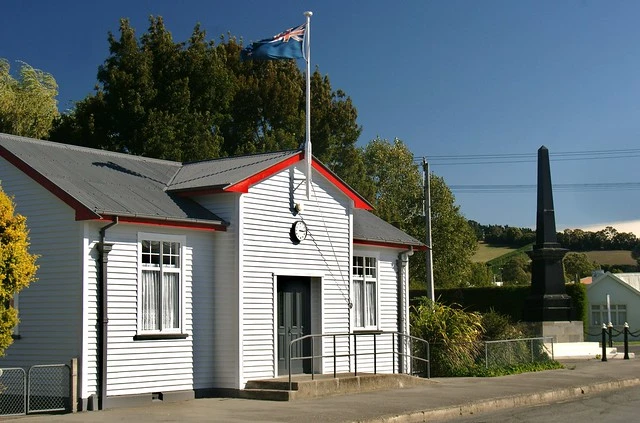Hawarden: old Post Office and war memorial | Record | DigitalNZ