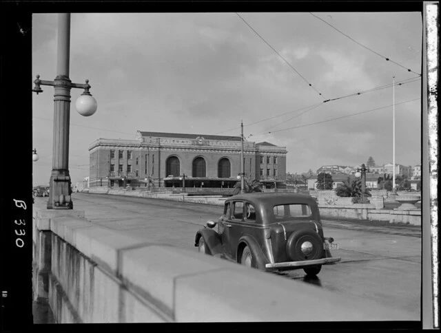Auckland Stn [station] from footpath wet day showing parked cars ...