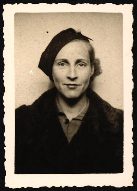 Lola Meg Ball passport photo | Record | DigitalNZ