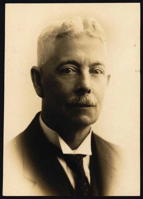 Thomas Walter Stringer passport photo (1924) | Record | DigitalNZ