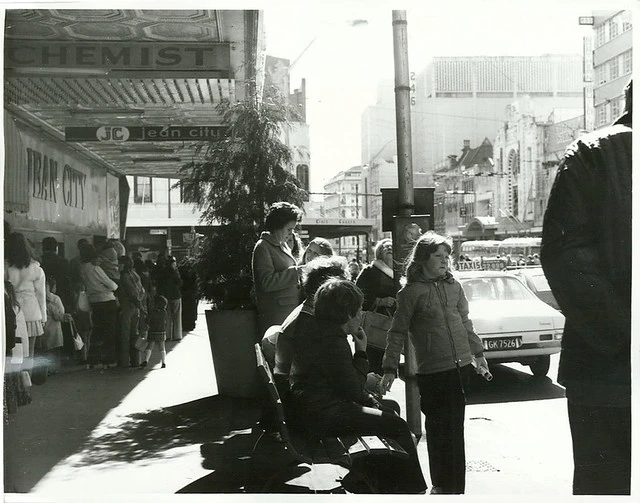 Upper Queen Street bus stop, Auckland | Record | DigitalNZ