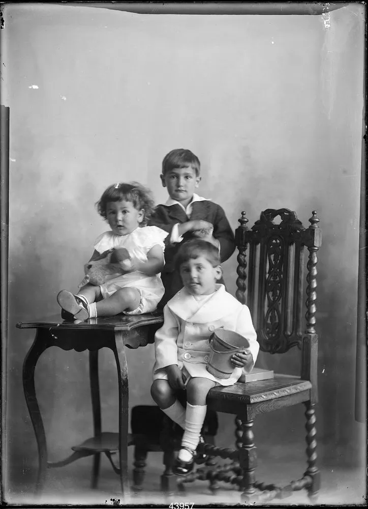 Three children | Record | DigitalNZ