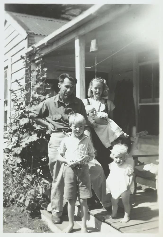 Eric, Peter, Robert, Vivienne and Jenny Lee-Johnson, Pakanae | Record ...