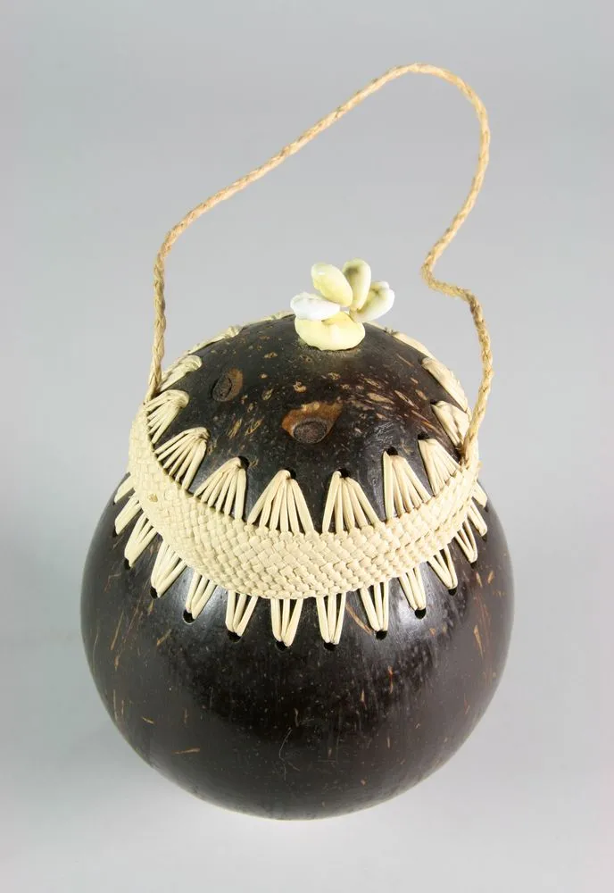 Kete Pāpā (Coconut Shell purse) | Record | DigitalNZ