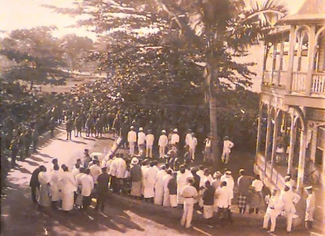 New Zealand forces hoisting the Union Jack at the courthouse, Apia ...