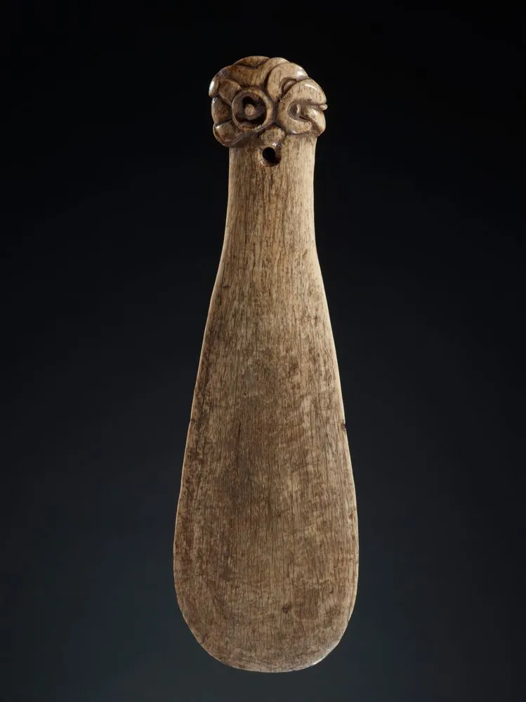 Patu parāoa (whale bone hand club) | Record | DigitalNZ