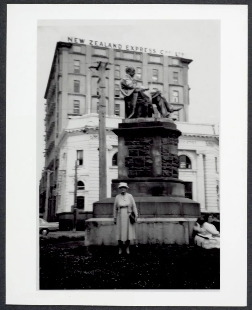 Statue of Dr Stuart, Dunedin | Record | DigitalNZ