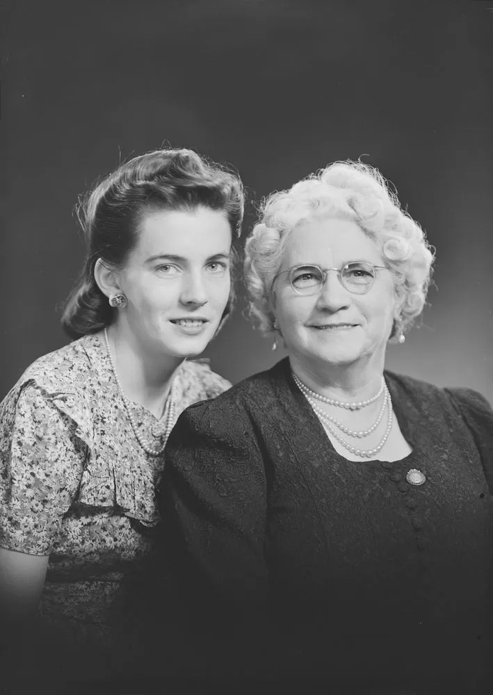 Mrs Robert Semple and granddaughter | Record | DigitalNZ