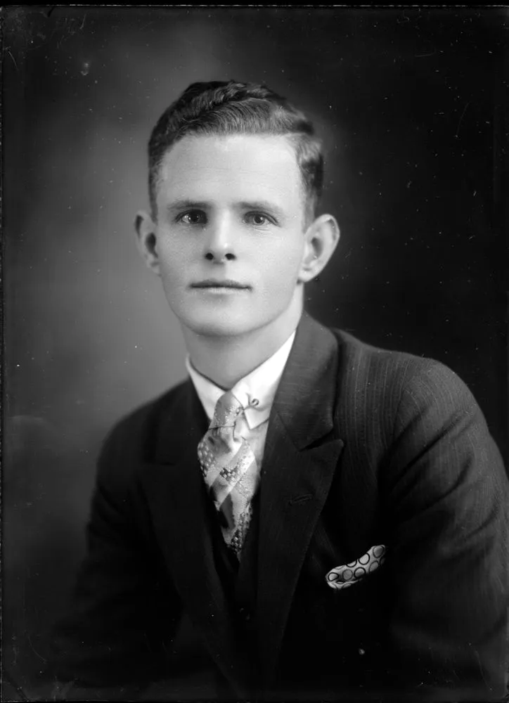 Mr Ferguson Petone 1 doz PC in fold | Record | DigitalNZ