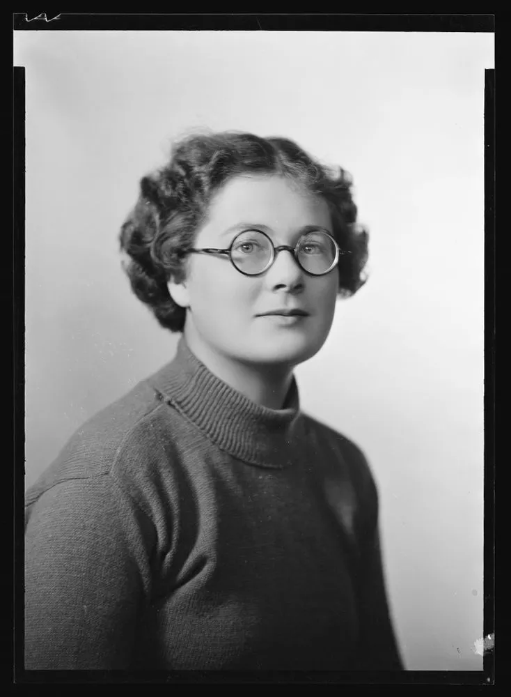 Miss H Sinel | Record | DigitalNZ