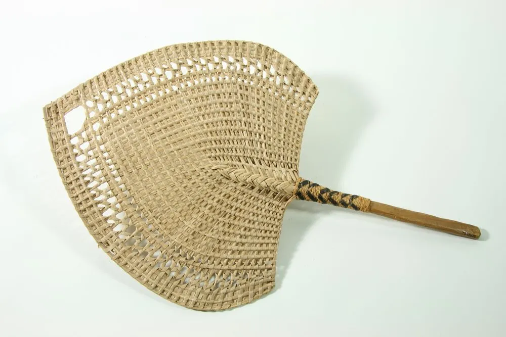 ili tea (fan with wooden handle) | Record | DigitalNZ