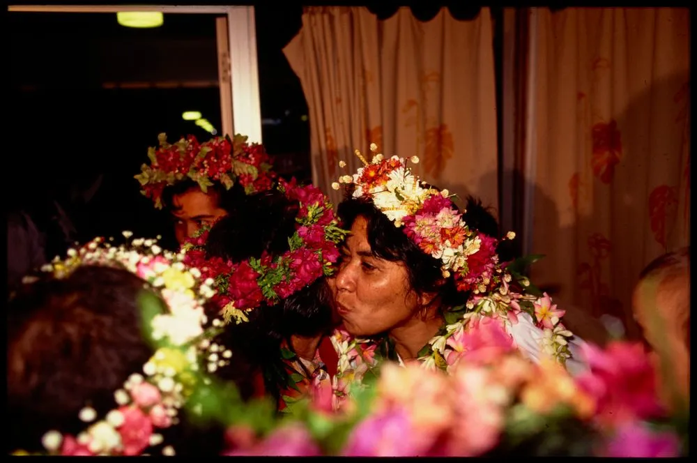 Women wearing 'ei upoko (head wreaths), Cook Islands | Record | DigitalNZ