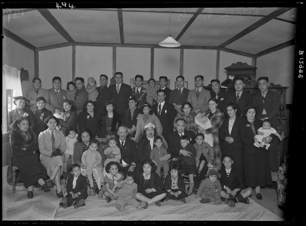 Portrait of Tahu Potiki Wiremu Ratana and his extended family | Record ...