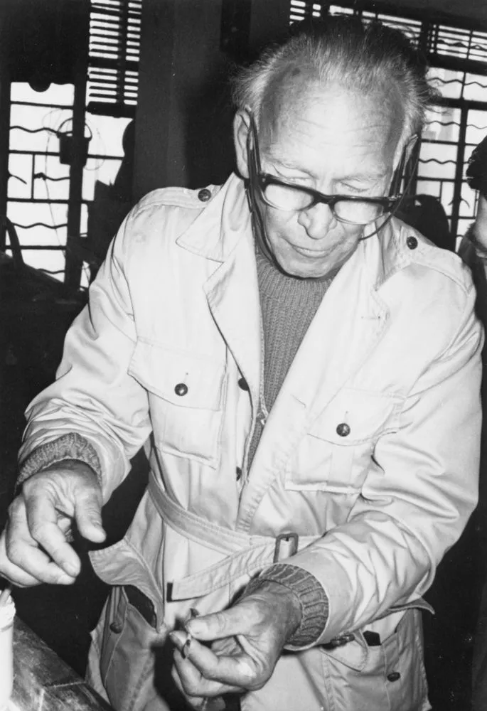 Theo Schoon watching jade carver | Record | DigitalNZ