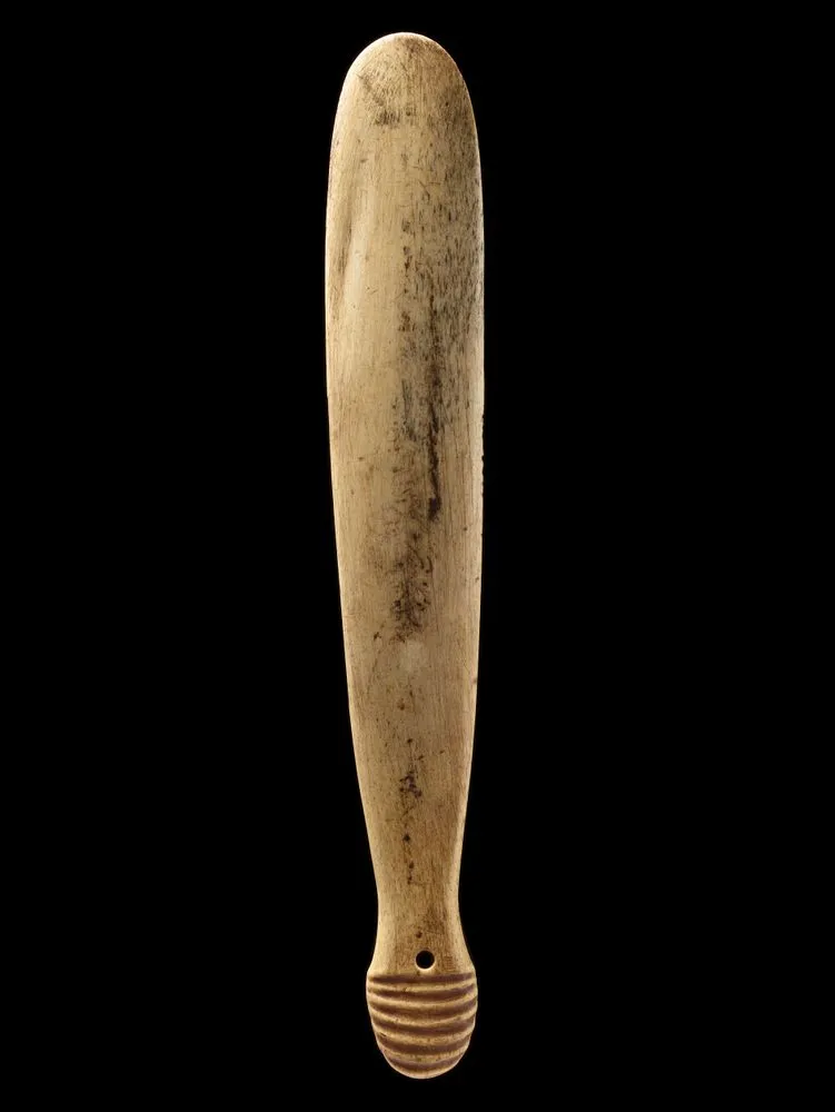 Patu parāoa (whale bone hand club) | Record | DigitalNZ