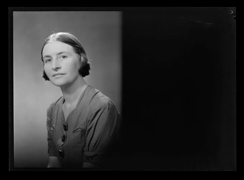 Woman; inscribed 'Mrs. Craig McKenzie' | Record | DigitalNZ