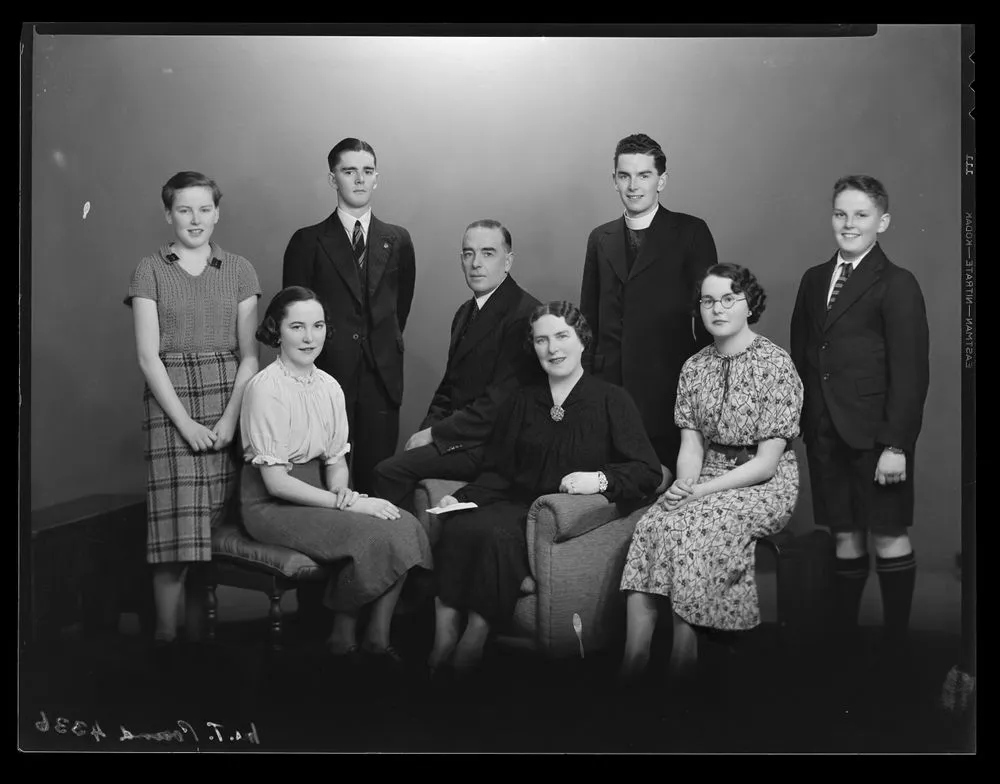 Mr T Pound and family | Record | DigitalNZ