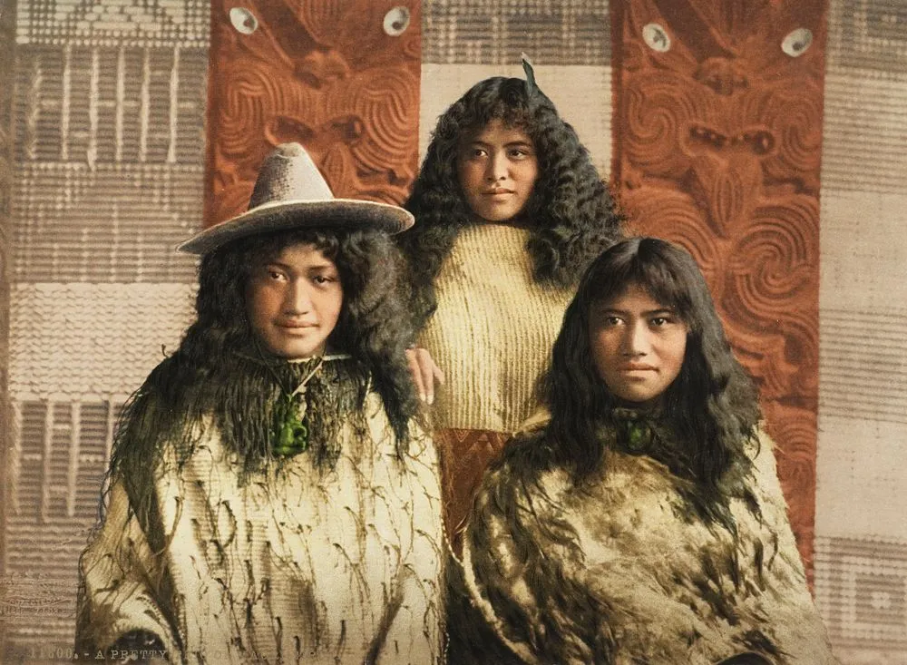 A pretty trio of Maori girls | Record | DigitalNZ
