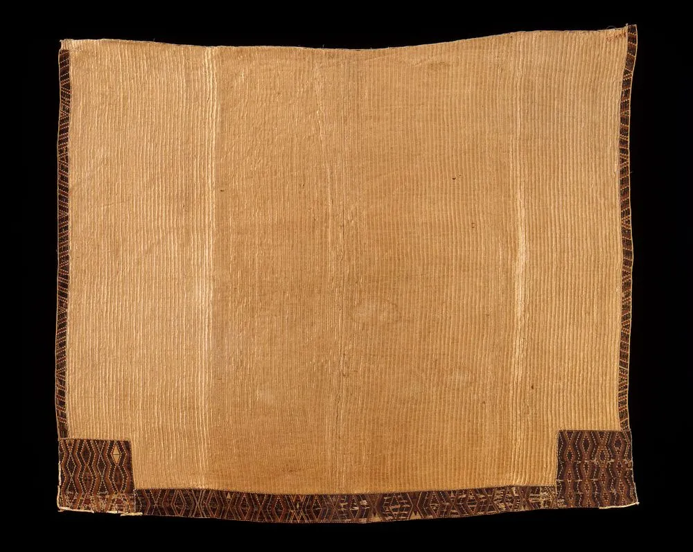 Kaitaka paepaeroa (cloak with taaniko borders and vertical aho, weft rows) | Record | DigitalNZ